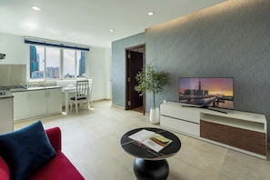 Apartamento Familiar, 1 quarto, varanda, Vista para a cidade | Sala de estar | TV de ecrã plano