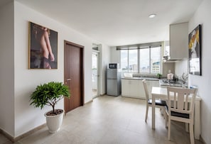 Apartamento, 2 quartos, varanda, Vista para a cidade | Sala de estar | TV de ecrã plano