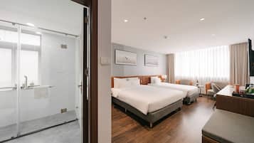 Quarto Duplo Deluxe, 1 cama king-size, Vista para a cidade | Casa de banho | Um polibã, artigos de higiene pessoal grátis, um secador de cabelo