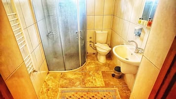 Quarto Deluxe | Casa de banho | Um polibã, um secador de cabelo, chinelos, sabão