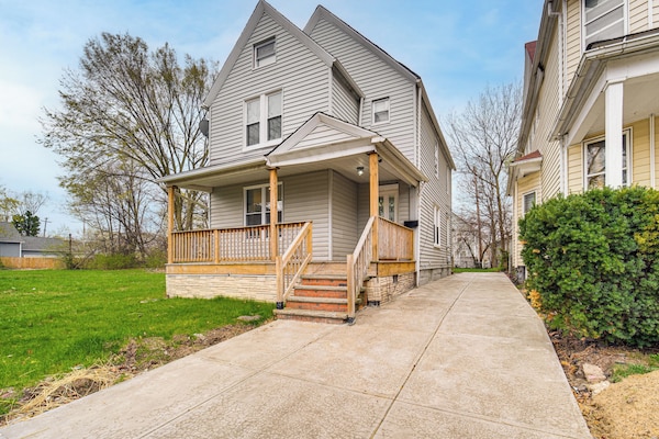 4 Mi To Dtwn: Modern Retreat W/ Yard In Cleveland - Cleveland, OH