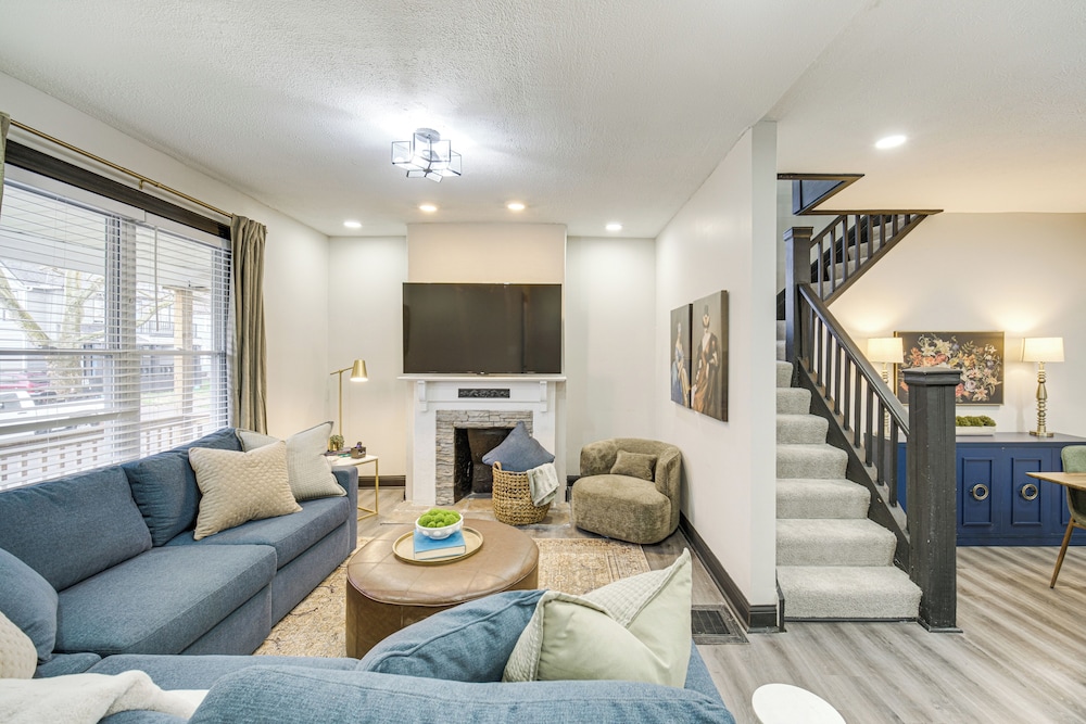 4 Mi To Dtwn: Modern Retreat W/ Yard In Cleveland - Cleveland, OH