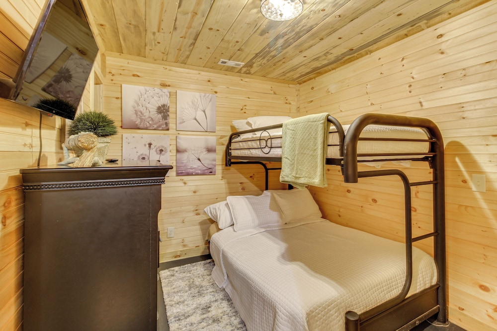 Deck & Yard: 'Margy's Farmhouse' In Jasper - Jasper, GA