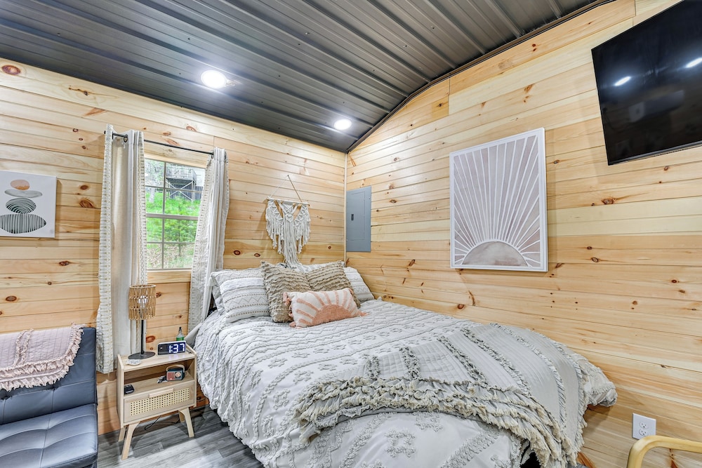 Hot Tub, Fire Pit: Lake-view Catlettsburg Getaway! - Camden Park, Huntington