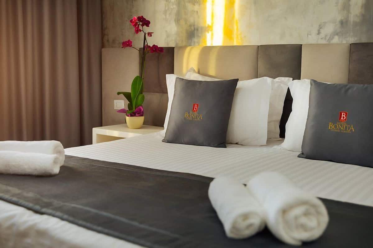 Quarto casal luxo | Cofres nos quartos, ferros/tábuas de passar roupa, Wi-Fi de cortesia