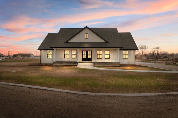Hidden Treasure Retreat W/hot Tub & River Access 6 Bedroom Home - Basalt, ID