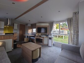 Trailer conforto, 2 quartos, para não fumantes, vista para o lago | Área de estar | TV LCD 40 polegadas com canais digitais, Netflix, DVD player