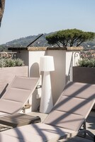 Terraço com espreguiçadeiras