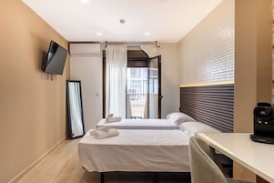 Estúdio Deluxe, varanda | Cofre no quarto, quartos insonorizados, ferro/tábua de engomar