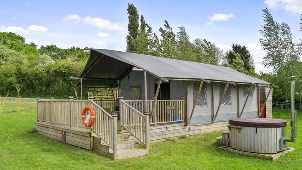 Safari Tent By Hertford Lake With Hot Tub - Hertfordshire