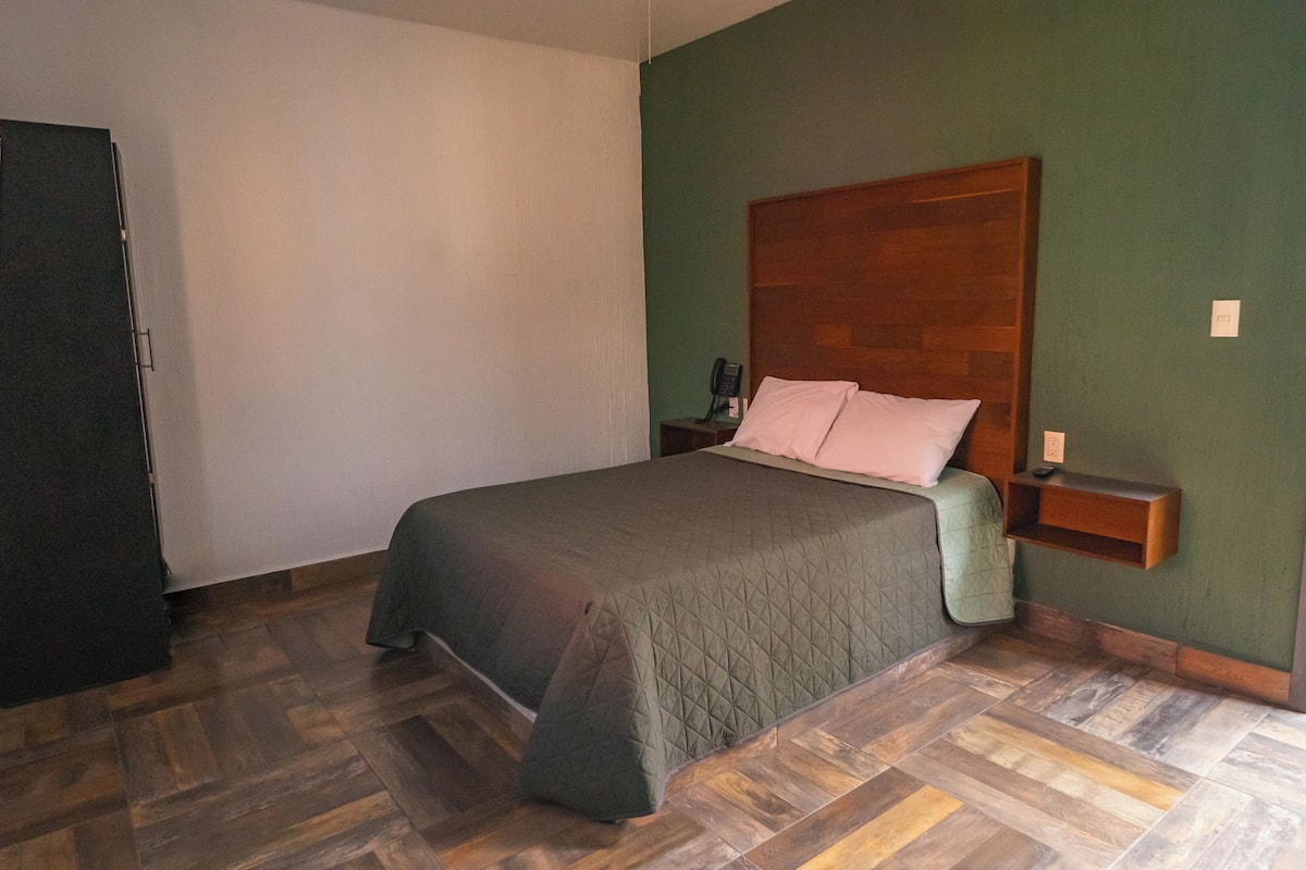 Quarto básico, acessível para pessoas com deficiência física, para não fumantes | Ferros/tábuas de passar roupa, Wi-Fi de cortesia