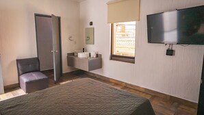 Quarto Básico, adaptado para pessoas com dificuldades de mobilidade, não fumadores | Ferro/tábua de engomar, Wi-fi grátis, roupa de cama fornecida 