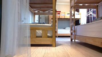 Ferro/tábua de engomar, Wi-fi grátis, roupa de cama fornecida