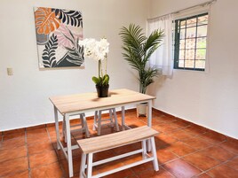 Duplex conforto, cozinha, vista para o jardim | Sala de jantar