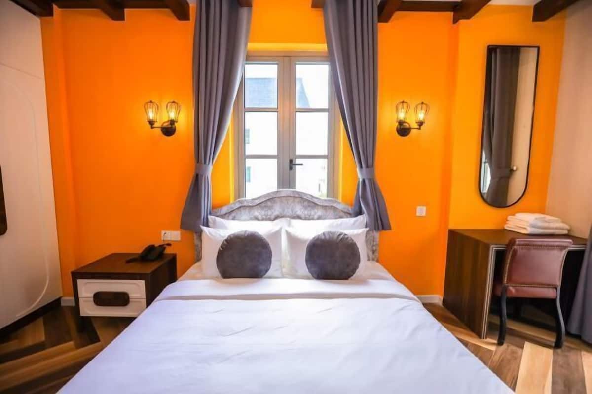 1 quarto, minibar, secretária