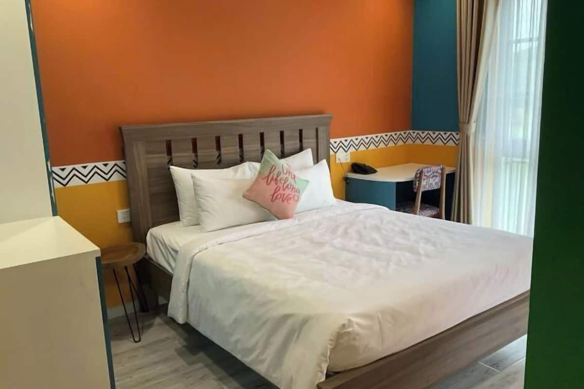 1 quarto, minibar, secretária