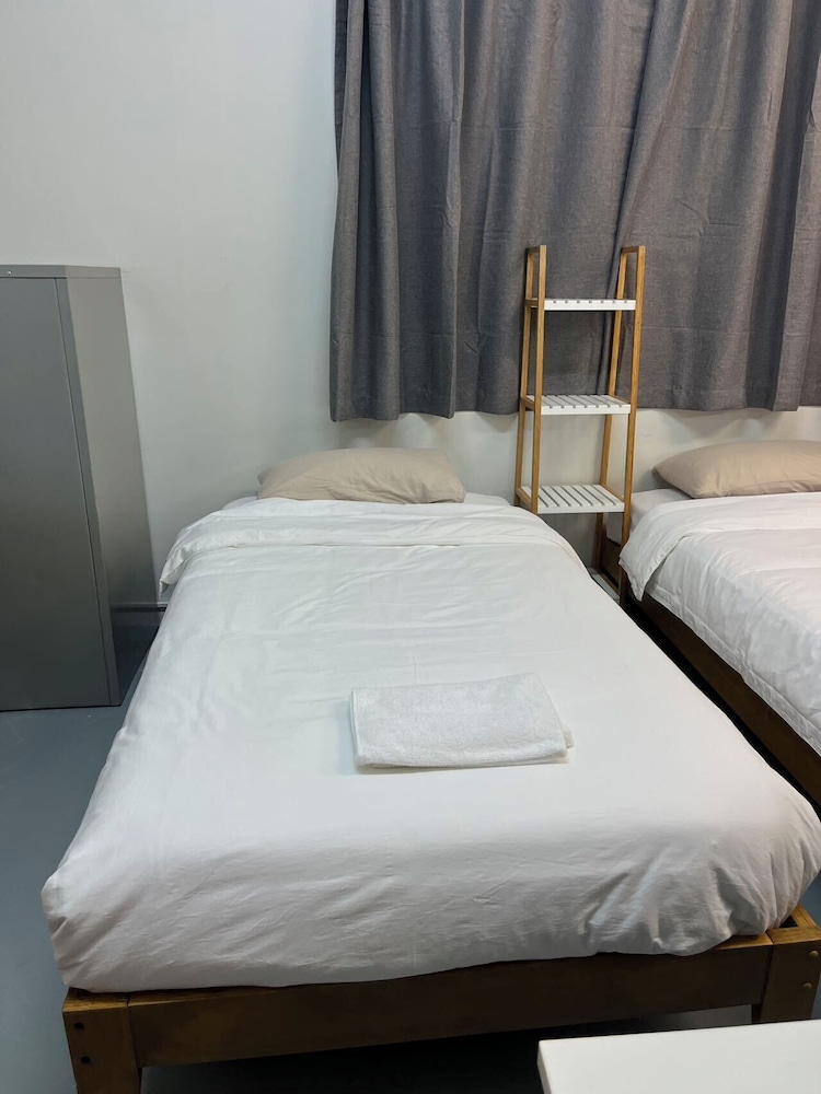 2 Double 3 Single  2 Sofa Beds Studio - Auckland