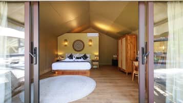 Quarto Duplo Deluxe, vista para o jardim | 2 quartos, cofre no quarto, Wi-fi grátis