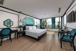 Quarto Duplo Júnior, 1 cama king-size, vista para o lago | Lençóis de algodão egípcio, roupa de alta qualidade, edredões de penas 