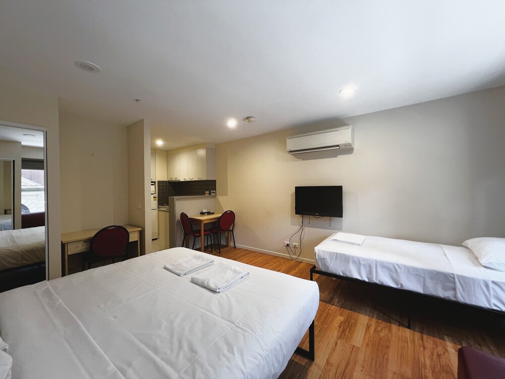 King Studio Apartment in Melbourne CBD | Walk to Markets and ...