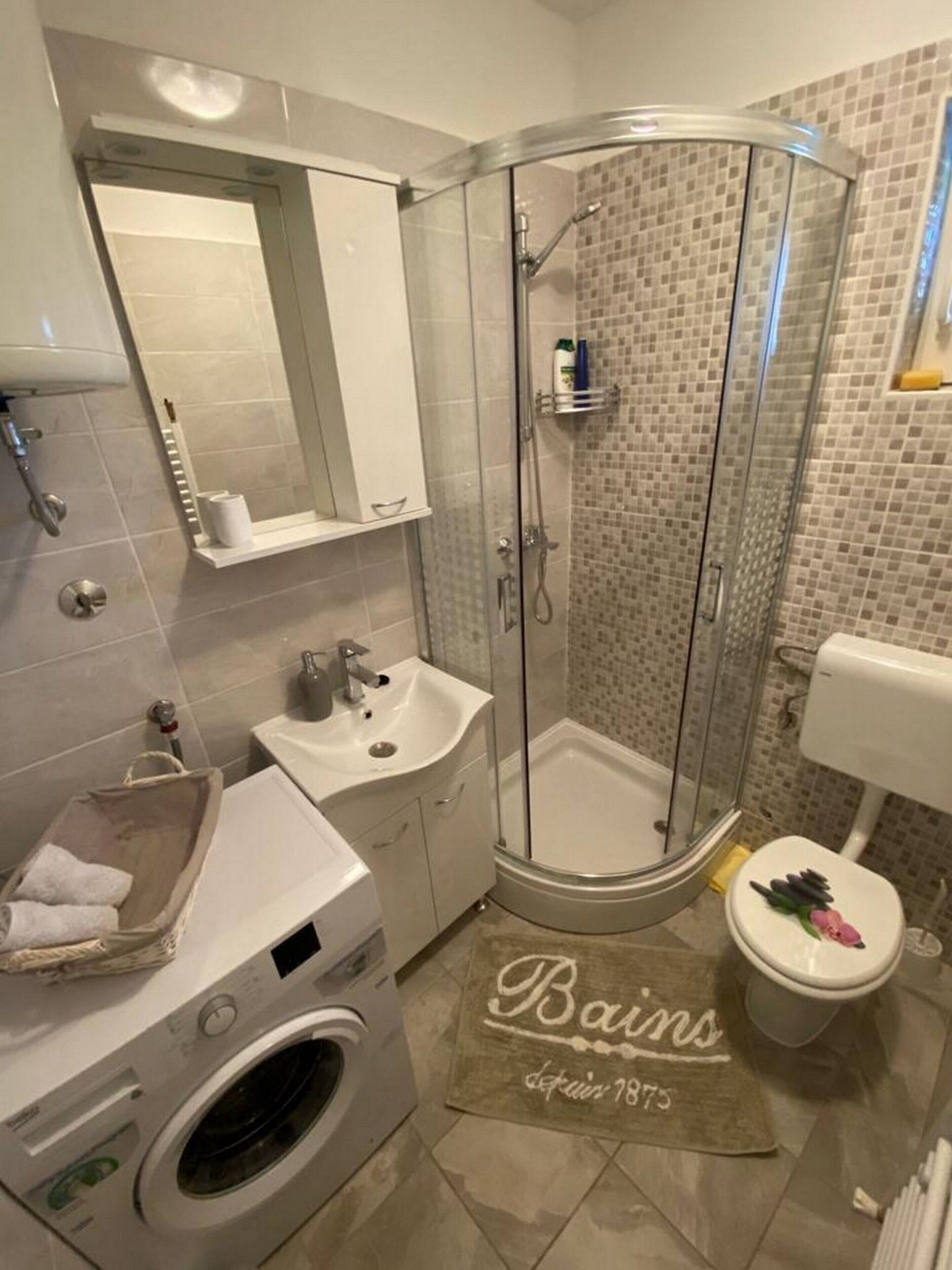 Apartamento | Casa de banho | Um secador de cabelo, toalhas fornecidas, papel higiénico 
