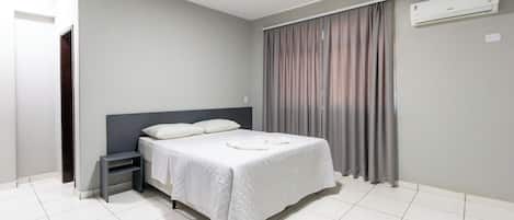 Quarto casal executivo | Wi-Fi de cortesia, roupa de cama