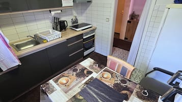 Um frigorífico (a pedido), um micro-ondas, um forno