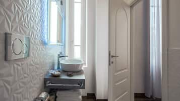 Quarto casal conforto | Banheiro | Chuveiro, secador de cabelo, roupões de banho, chinelos