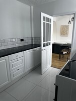 Um frigorífico, um micro-ondas, um forno, uma placa de cozinha 