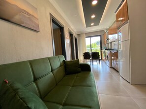 Apartamento luxo, sacada, vista para a piscina | Área de estar