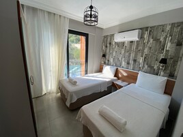 Apartamento Deluxe, varanda, vista para a piscina | 2 quartos, cofre no quarto, cortinas/cortinados opacos 