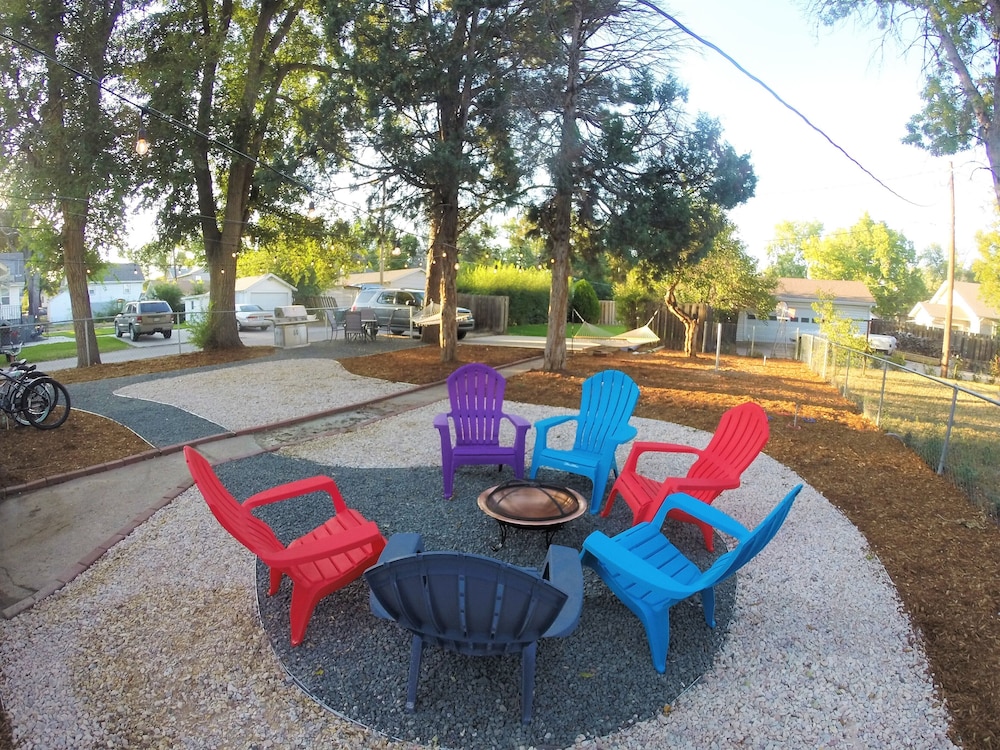 Unc Hideaway King Beds, Backyard & Bicycles - Greeley