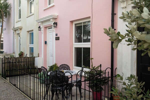 The Pink House - Falmouth