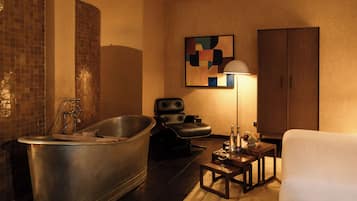 Suite de Luxo | Cofre no quarto, cortinas/cortinados opacos, ferro/tábua de engomar