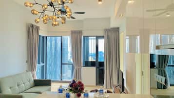 Suite Exclusiva, 2 quartos, Vista para a cidade | Sala de estar | Smart TV, lareira