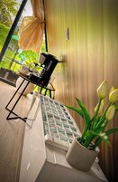 Chalé standard, varanda, vista para o pátio | 1 quarto, frigobar (abastecido com itens grátis), Wi-Fi de cortesia