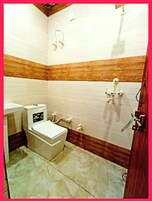 Quarto casal luxo, vista para a cidade | Banheiro | Chuveiro, chuveiro com efeito de chuva, toalhas de banho, sabonete