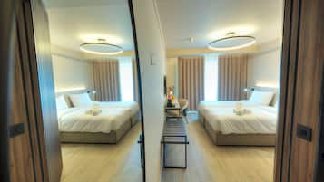Quarto Duplo ou Twin Executivo, varanda | Cofre no quarto, secretária, ferro/tábua de engomar, Wi-fi grátis