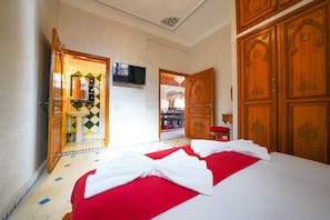 Vila, 4 quartos, para fumantes, piscina particular | 4 quartos, quartos à prova de som