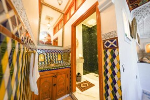 Villa, 4 quartos, fumadores, piscina privativa | Casa de banho