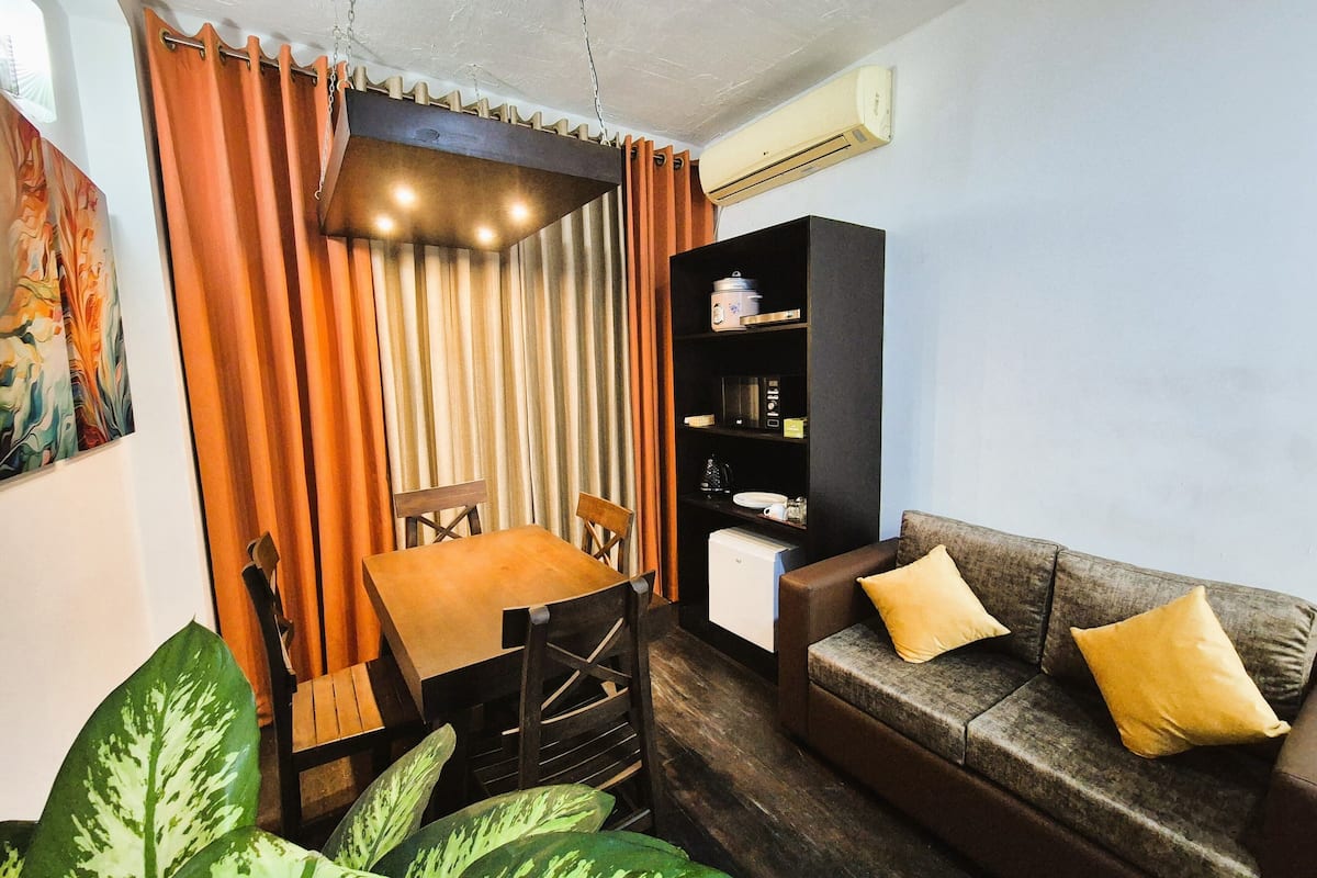 Apartamento luxo, vista para a cidade | 3 quartos, cofres nos quartos, escrivaninha