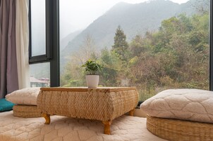 Quarto Duplo Comfort, vista para a montanha | Secretária, secretária adequada para computadores portáteis 