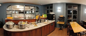 Café da manhã com buffet todos os dias (EUR 12.50 por pessoa)