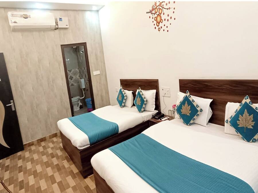 Quarto Triplo Deluxe, Vista para a cidade | Secretária, secretária adequada para computadores portáteis