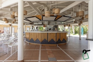 Bar junto à piscina