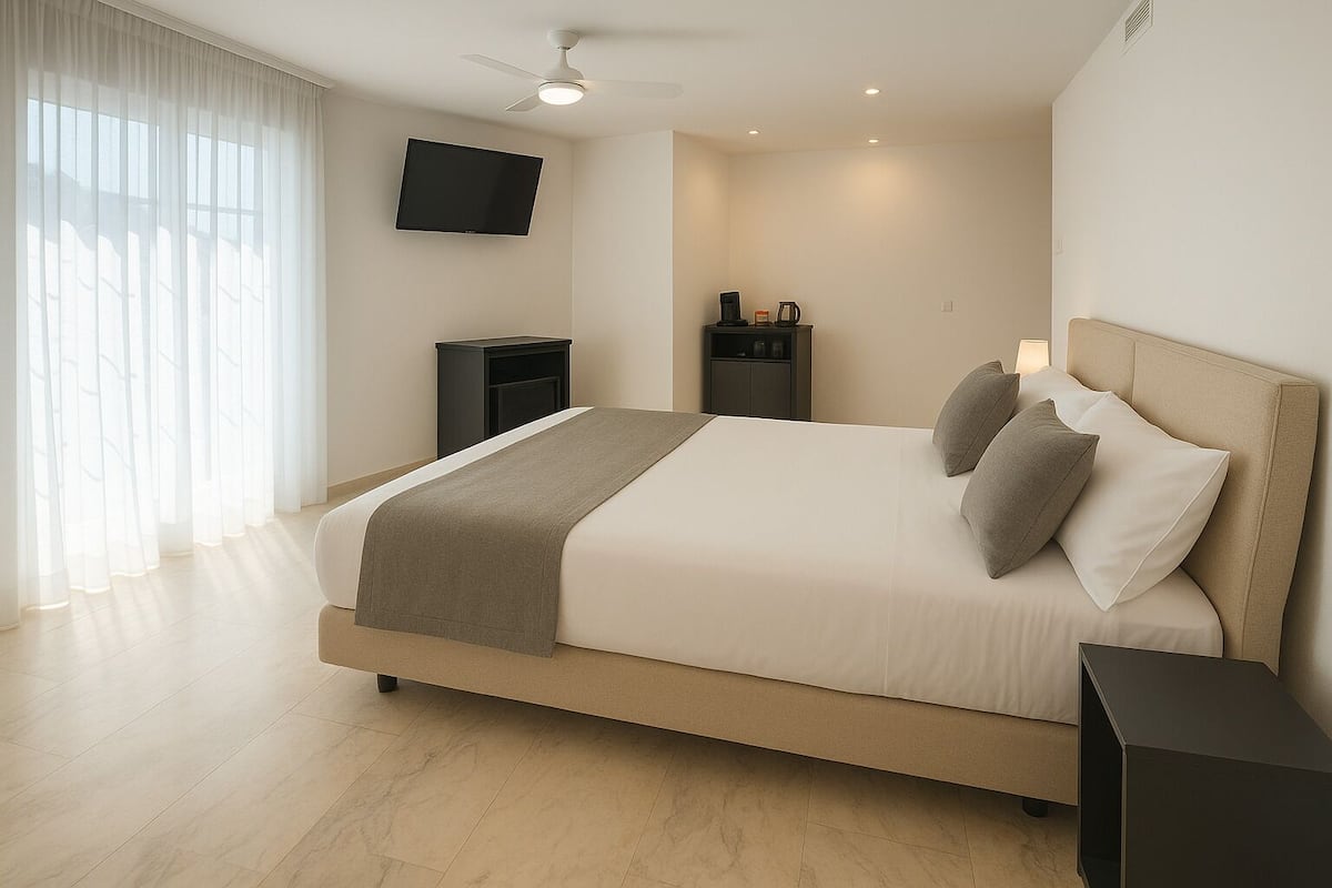 Um quarto moderno com cama, mesas de cabeceira, televisão e ventoinha no teto.