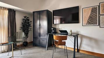 Quarto casal superior | Edredons de pluma, ferros/tábuas de passar roupa, Wi-Fi de cortesia