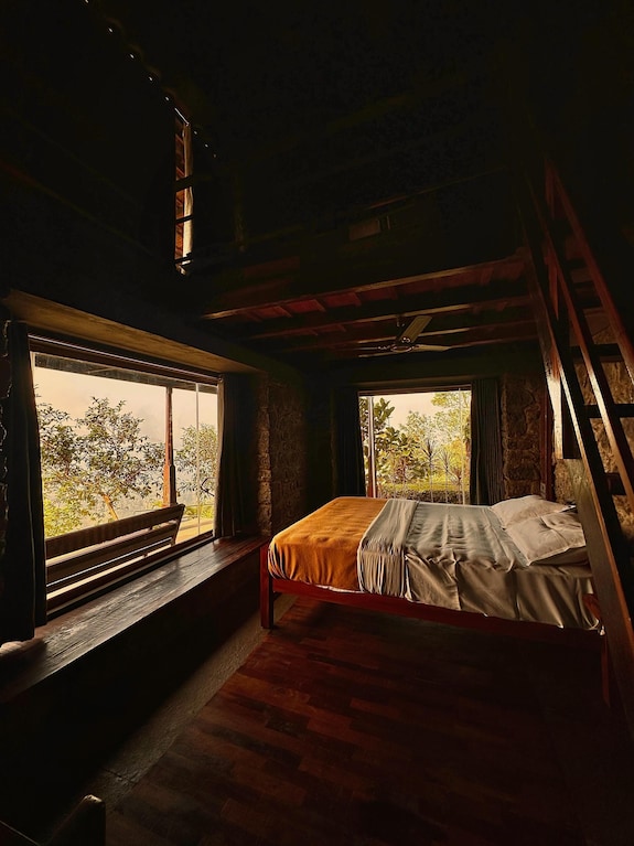 Entire Property:1bhk Cottage With Attic,kitchen & Sunset View Deck |Near Munnar - Kerala