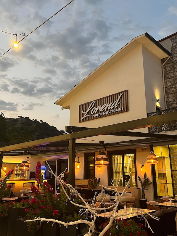 Um hotel com uma placa que diz "Lorenz Hotel & Restaurant".