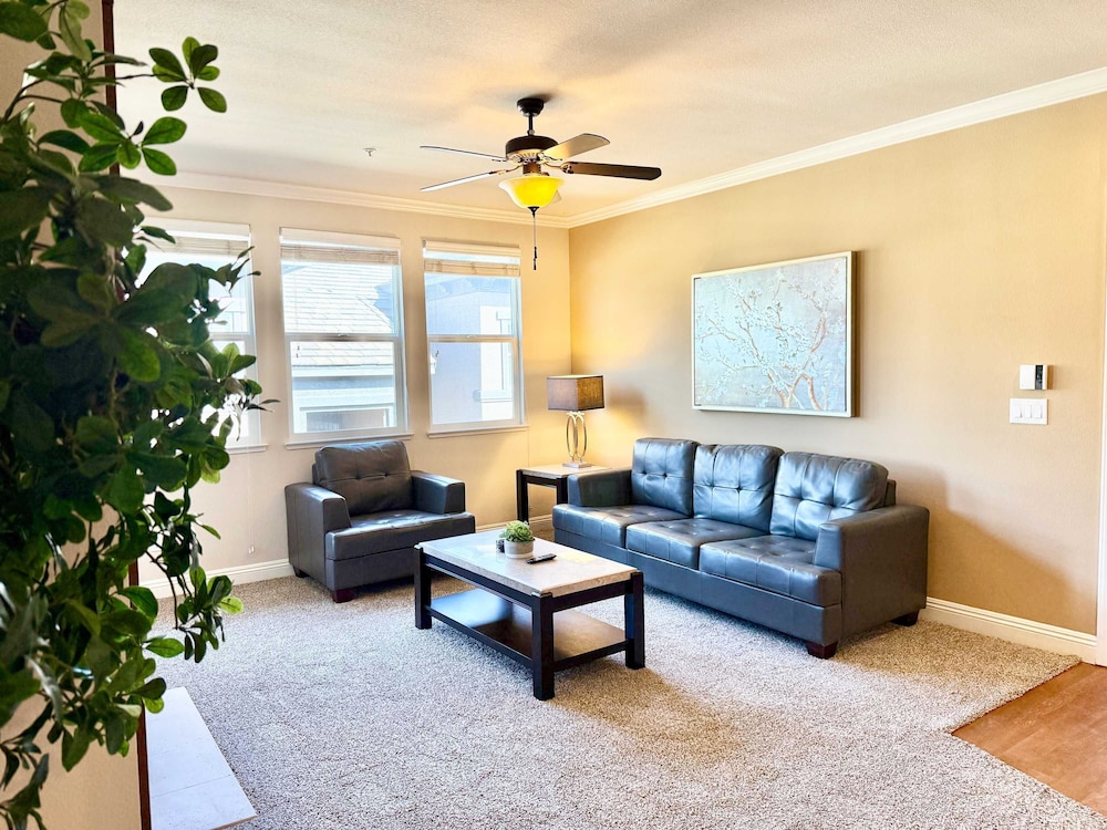 New Chic 2br Stay With Heated Pool Gym Mini Golf - Reno